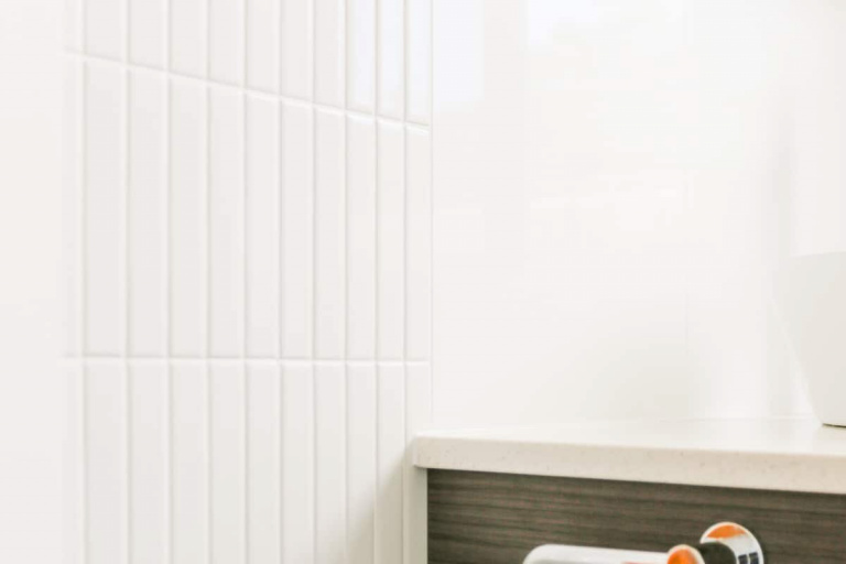 Renovation Ideas: Ensuite Bathroom With Kit Kat Tile Feature